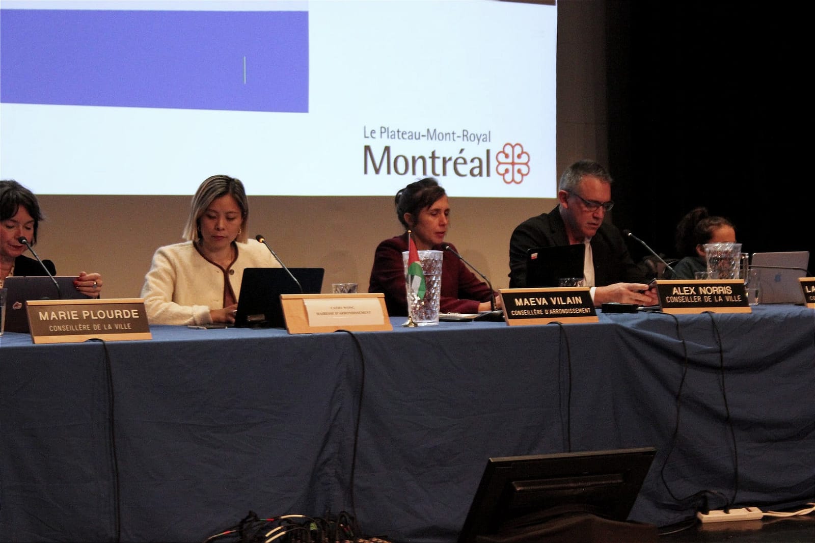 Un drapeau palestinien au conseil du Plateau-Mont-Royal